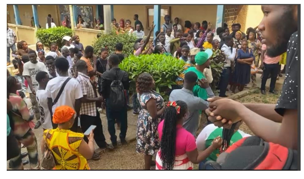 Parents storm WAEC office in Kumasi over wards’ withheld results – Home ...